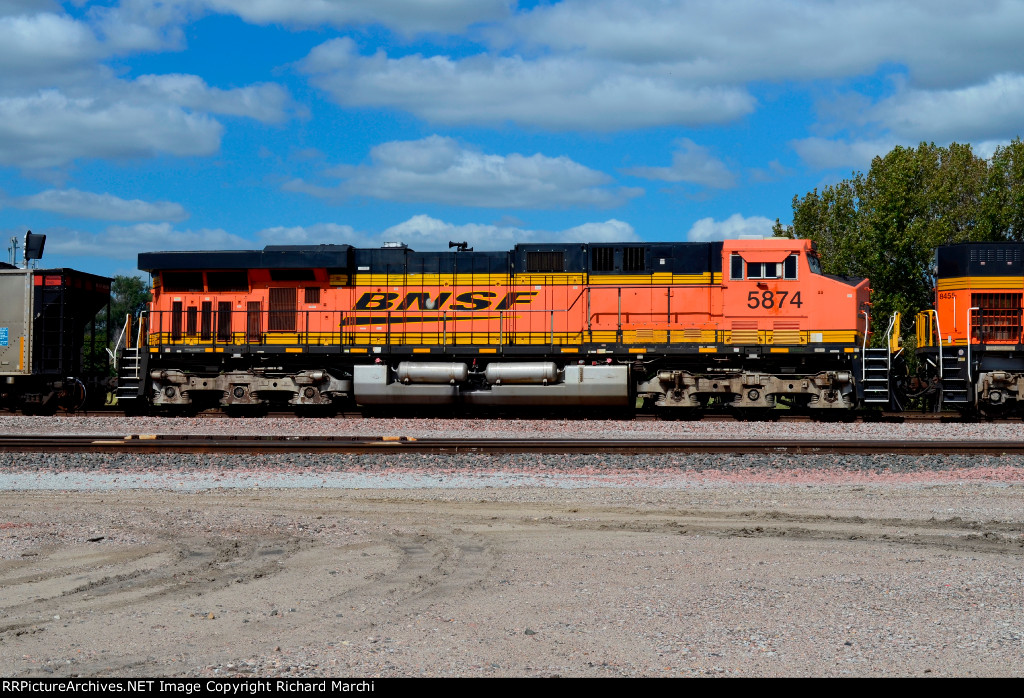 BNSF 5874